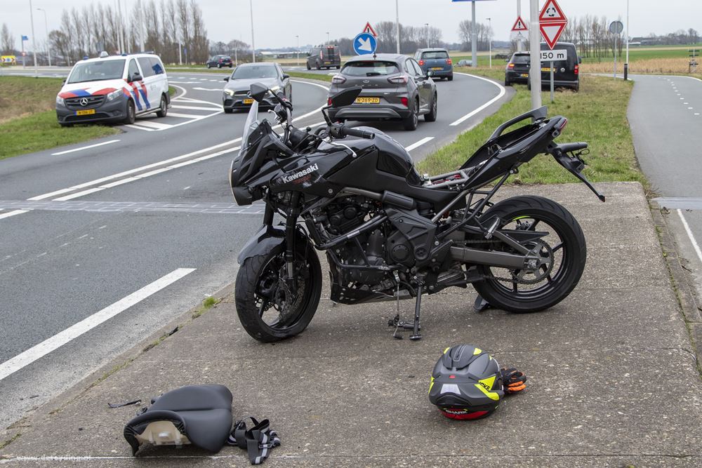 Motorrijder raakt auto en gaat hard onderuit op N444 – De Teyding